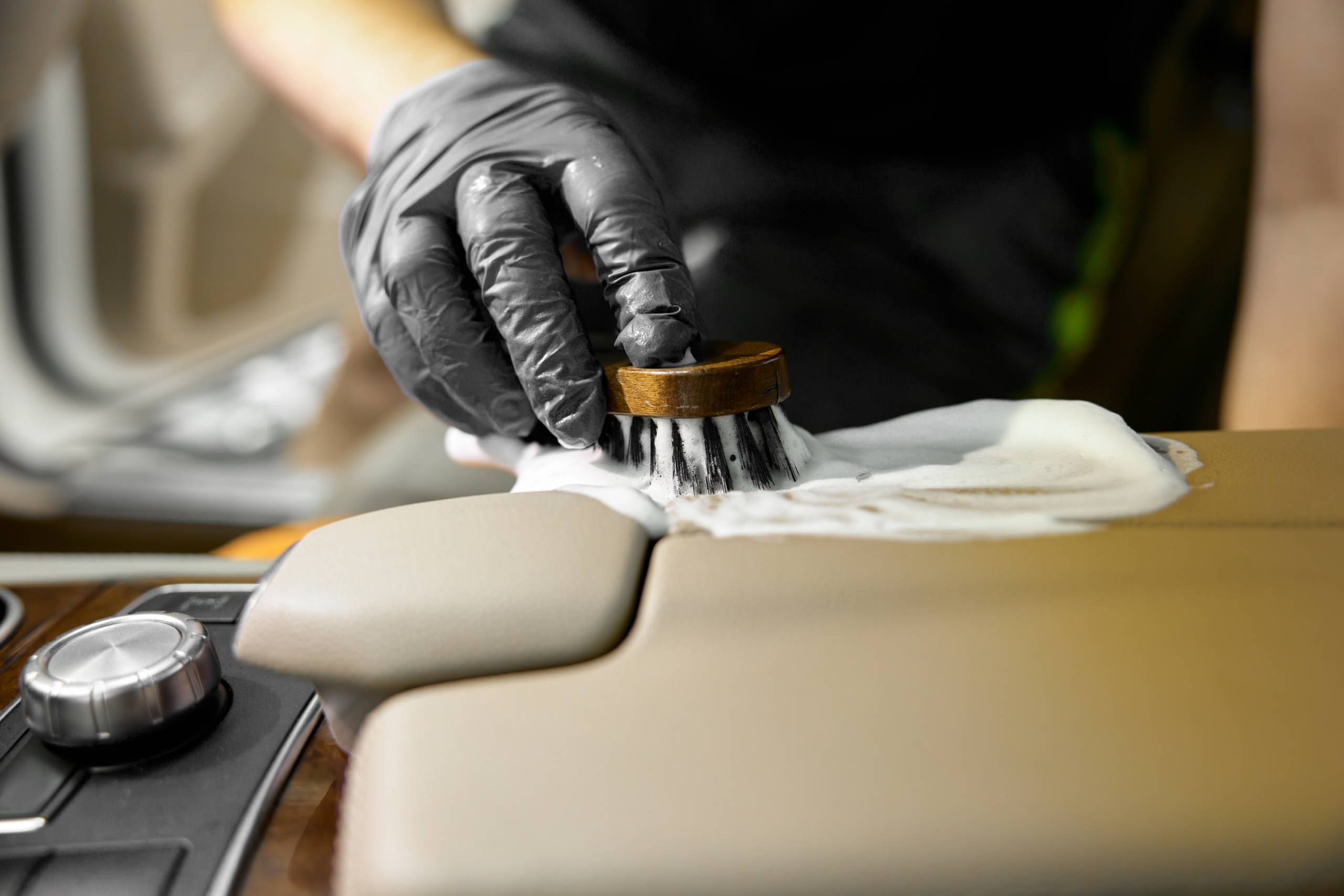 Leder- und Kunststoffpflege - Moser Car Detailing
